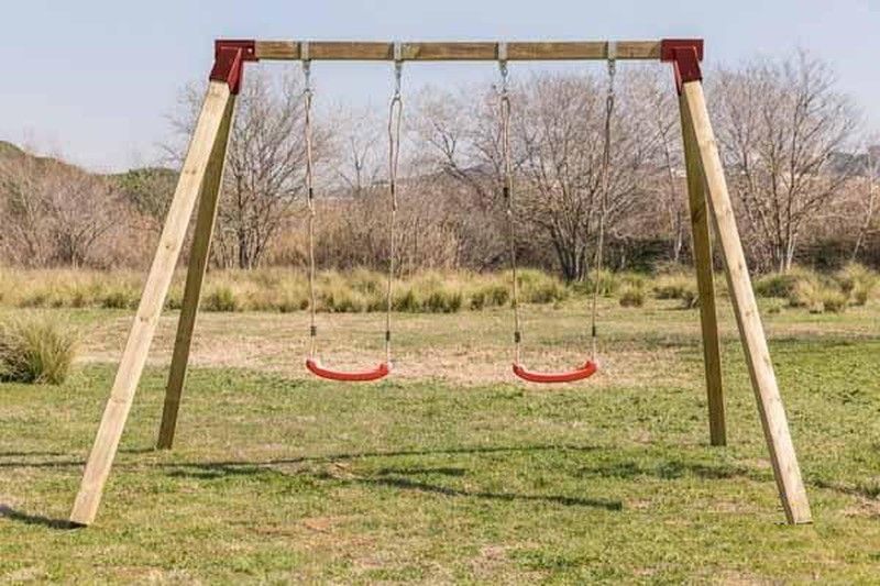 Columpio doble de madera con asientos de colores, modelo Karai ...